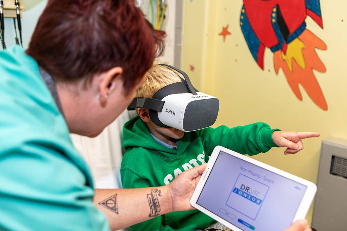 Virtual reality headset provides welcome distraction for young patients ... Virtual reality headset provides welcome distraction for young patients ...